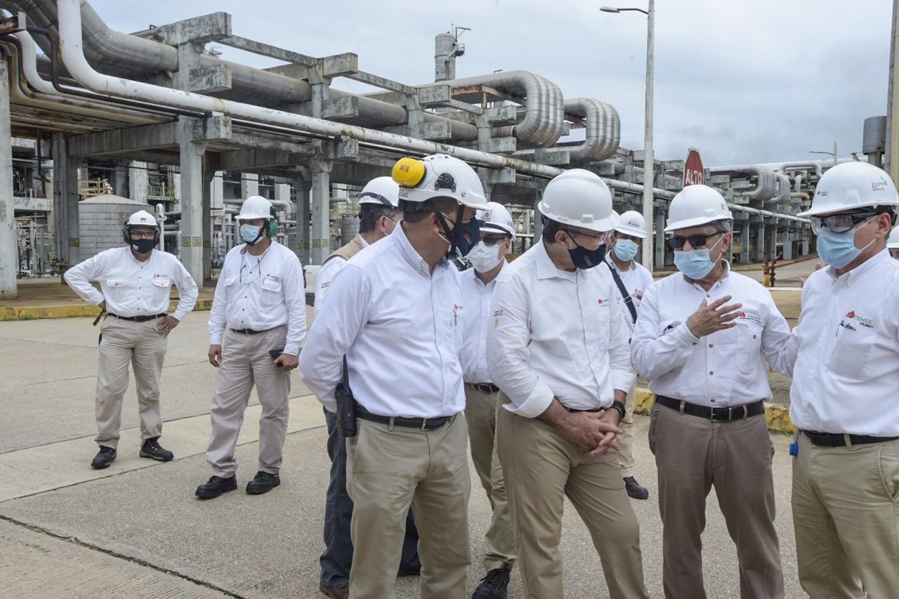 Director de Pemex visita terminal de pajaritos y planta de pro ...